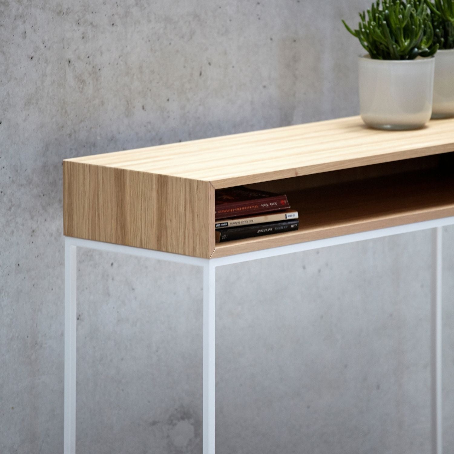 Moderne bijzettafel met open vak – Bliving.nl